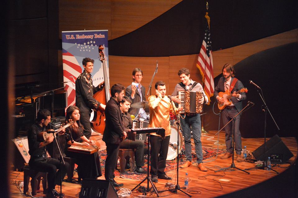 Зажигательный концерт американской группы Silver City Bound в Баку (ФОТО) - Trend.Az