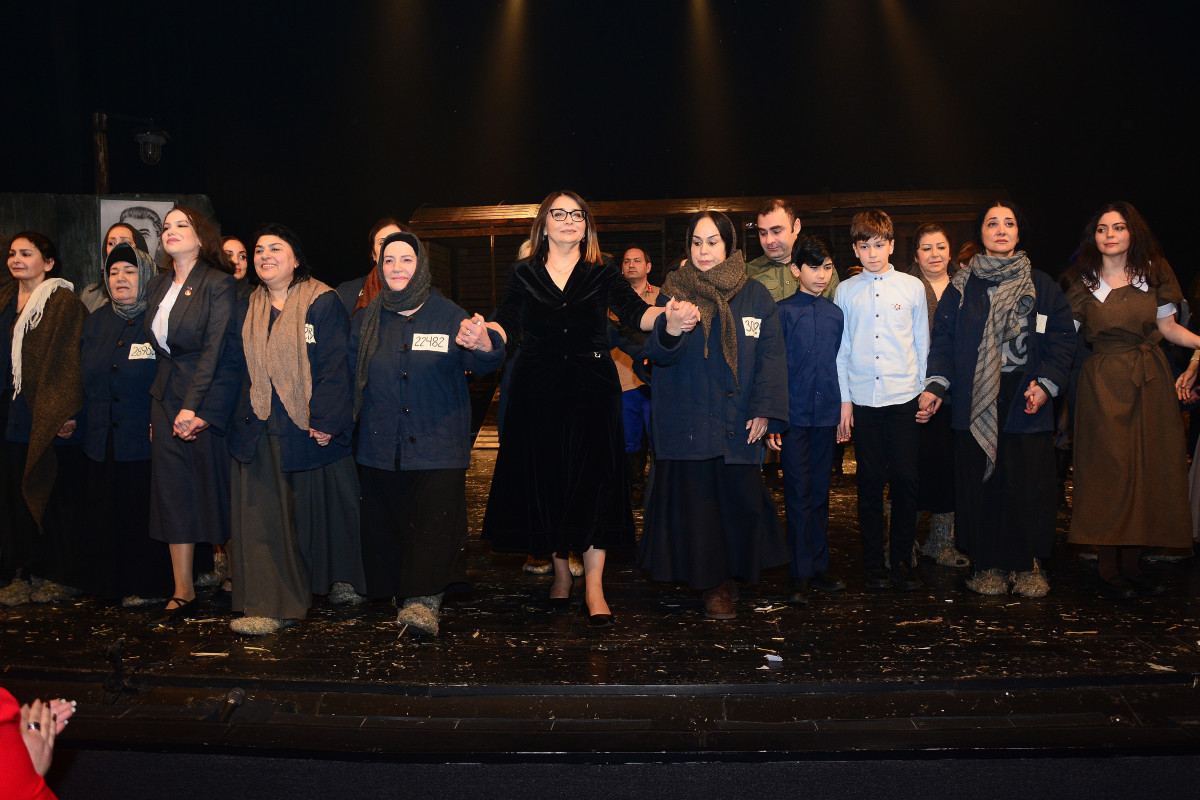 В Баку состоялся показ спектакля "Имя кода – V.X.A – (Жены врагов ...