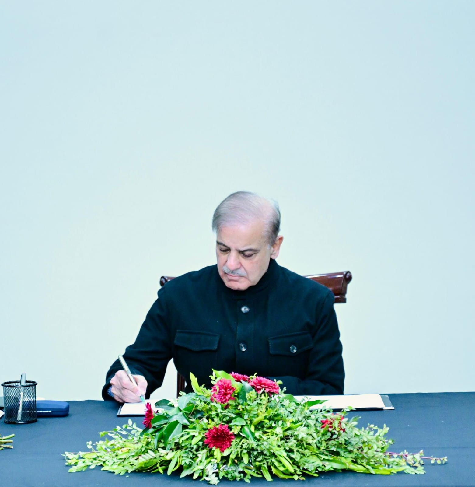 Премьер-министр Пакистана выразил соболезнования в связи с крушением самолета AZAL под Актау ...